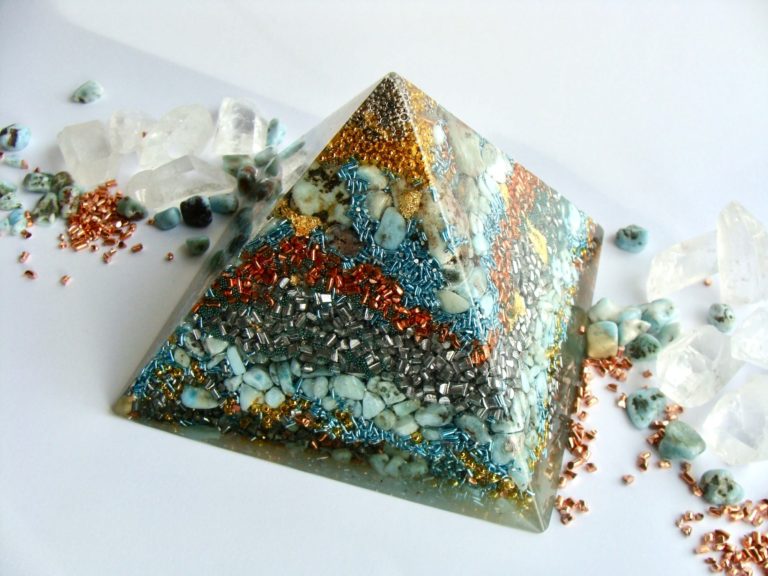 Orgonite pyramide larimar | Les Orgonites